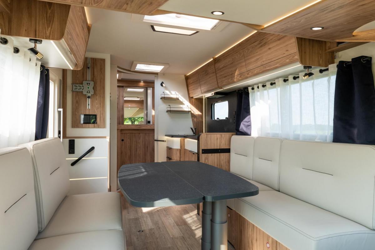 Kort Pilote med stor sittgrupp | Husbil & Husvagn